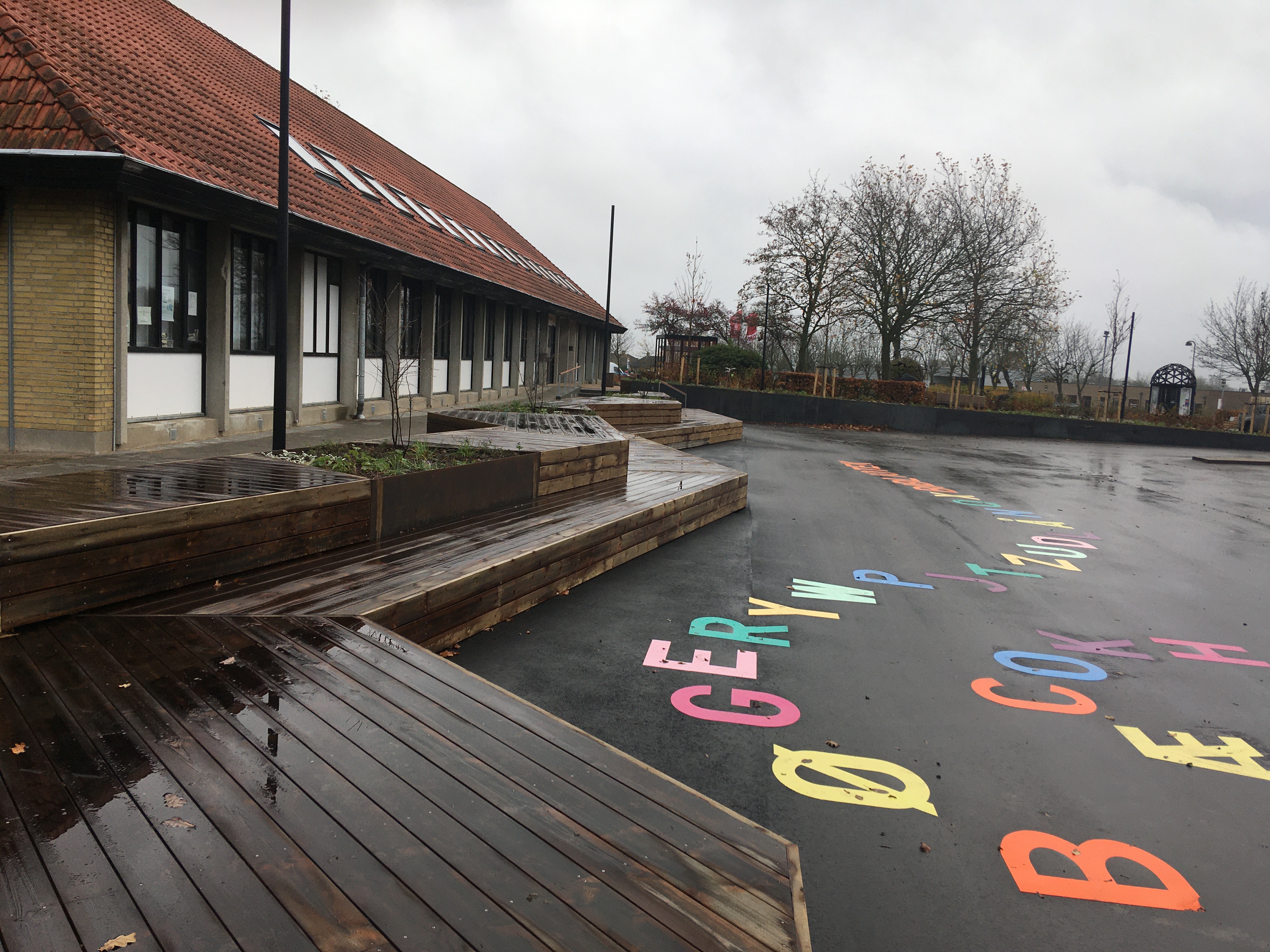 Både biler og bogstaver parkerer i Fuglebjergs nye Bibliotekspark ...